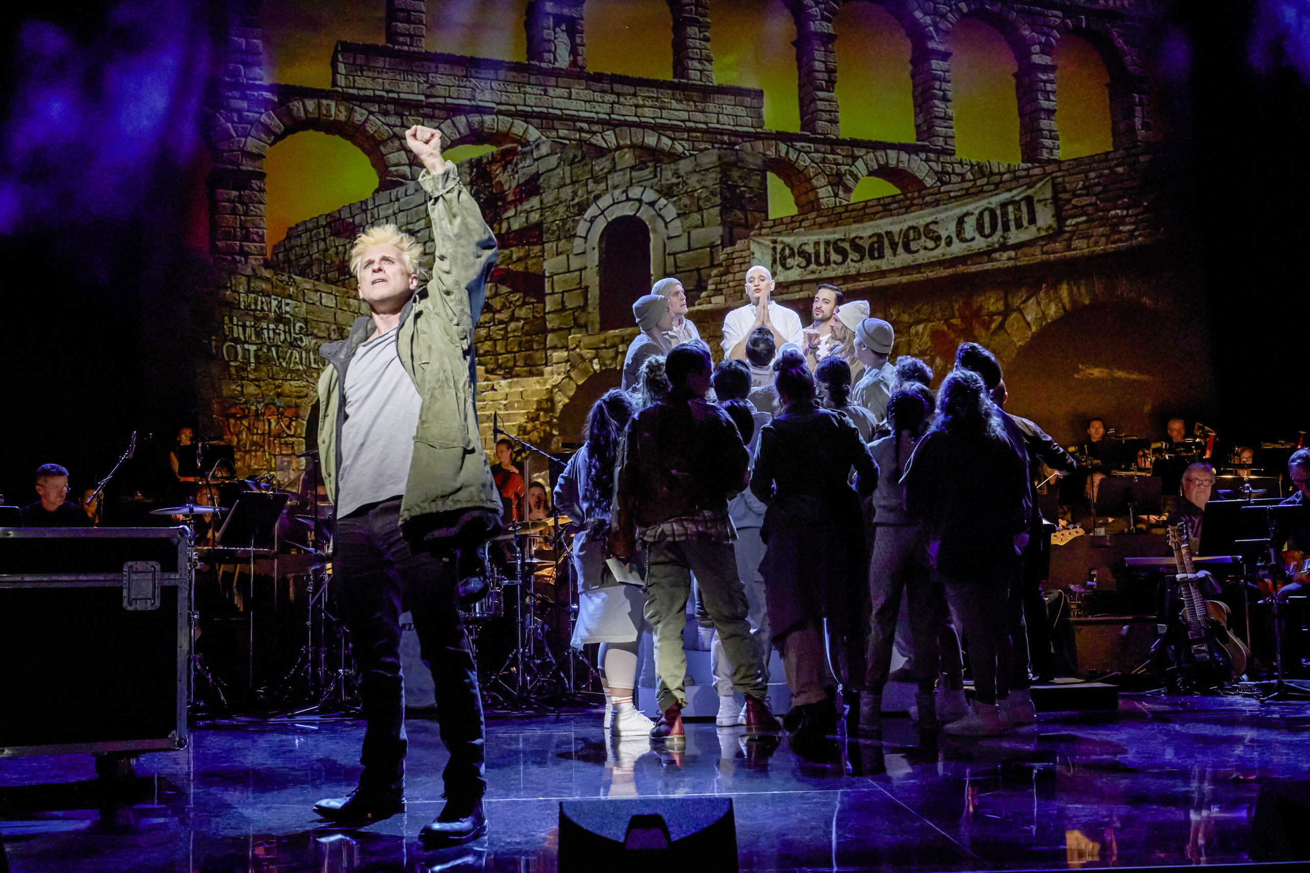 JESUS CHRIST SUPERSTAR_Alex Melcher (Judas)_Ensemble_©VBW_Herwig ...