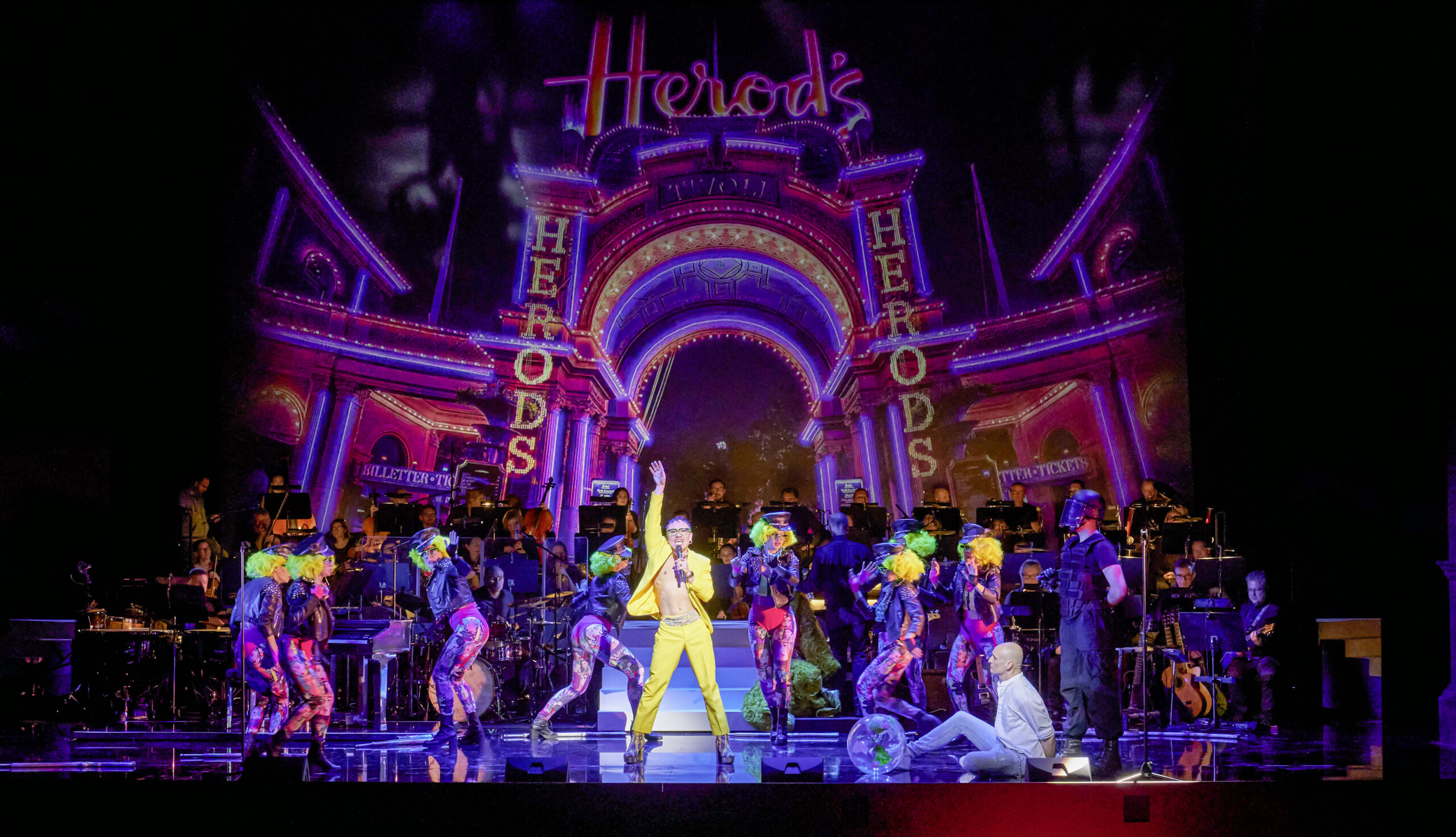 JESUS CHRIST SUPERSTAR_Christian Rey Marbella (Herodes)_Ensemble_©VBW ...