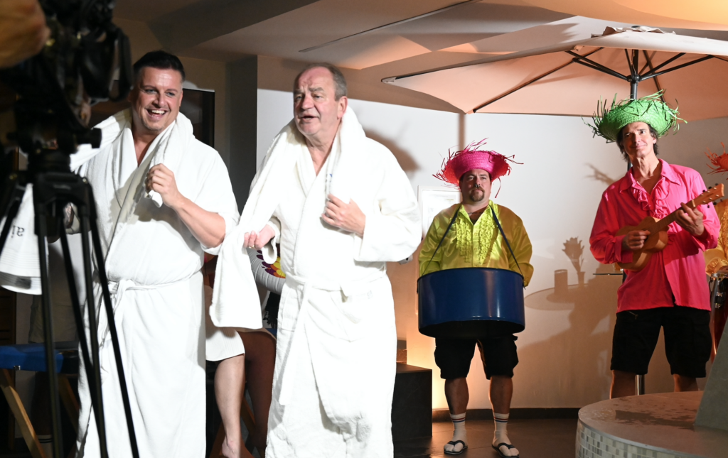 Sommerhit: Herbert Prohaska singt und schwitzt in der Sauna! - Wiener ...