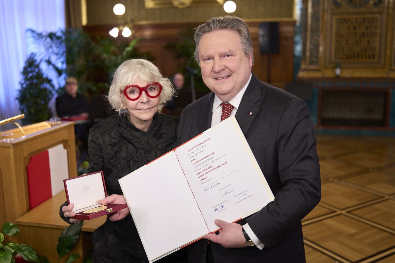 Dolores Schmidinger erhält höchste Auszeichnung - Wiener Bezirksblatt